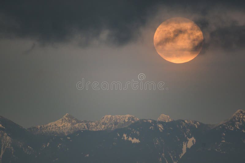 Lua Vermelha Cheia Coberta De Nuvens Pretas Sobre Montanhas Imagem de ...