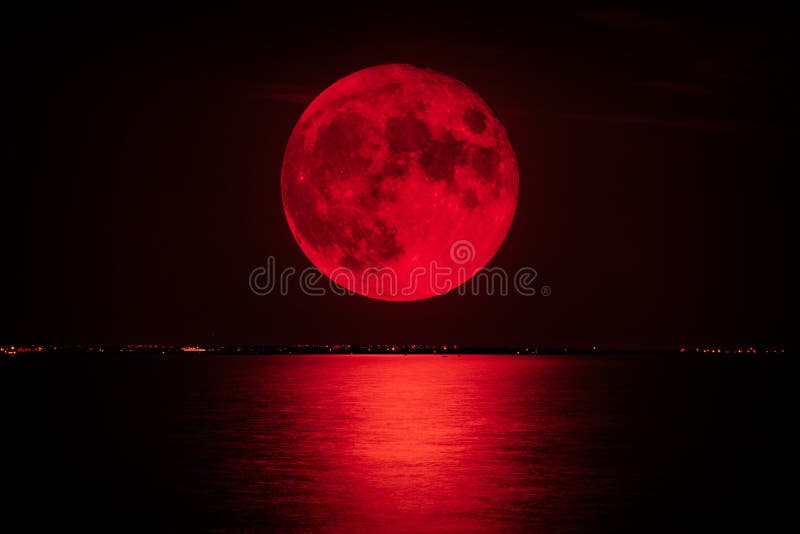 Lua Vermelha Cheia Sobre O Mar Foto de Stock - Imagem de escuro, céu ...