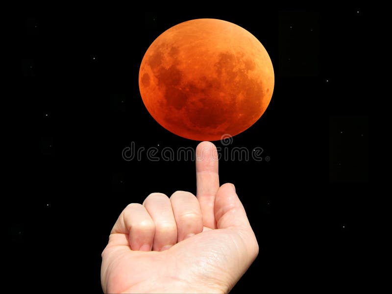 Lua vermelha no dedo foto de stock. Imagem de noite, alaranjado - 19988610