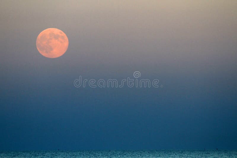 Lua Vermelha Que Aumenta Acima Do Mar Azul Imagem de Stock - Imagem de ...