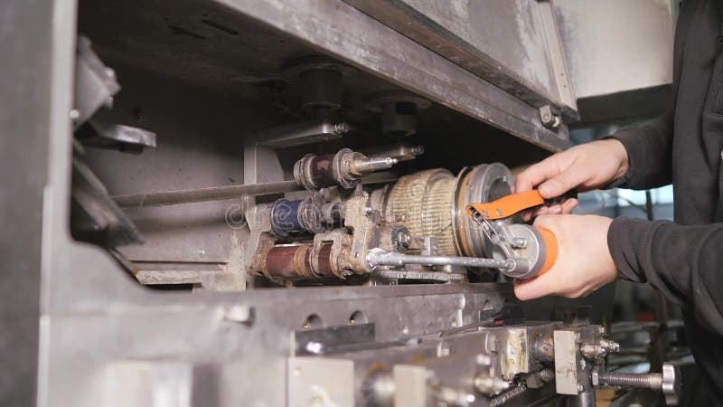 Lubrication of Machine Components with Solid Oil, Grease, Gun Fat ...