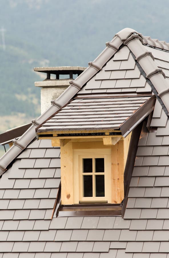 Lucarne sur le toit photo stock. Image du jour, rooftop - 43712864