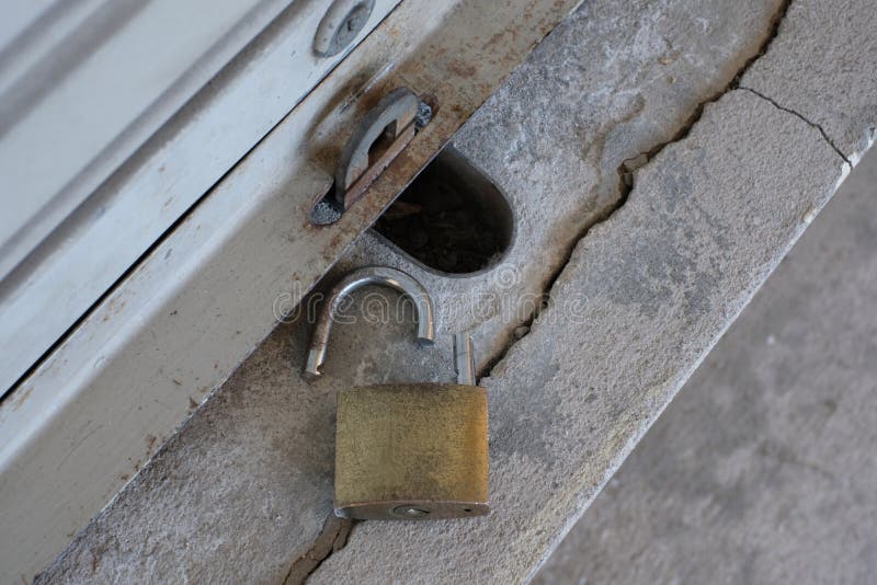 Lucchetto Rotto Posto Sul Pavimento Del Cemento Immagine Stock ...