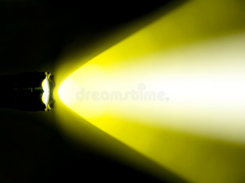 Luce Gialla Della Torcia Nello Scuro Fotografia Stock - Immagine di ...