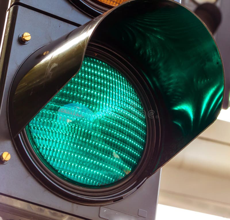 Semaforo Con Luce Rossa E Luce Verde Fotografia Stock - Immagine di ...