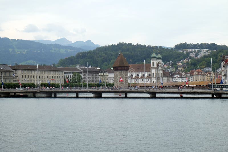Lucerna En El Lago Lucerne, Suiza Foto editorial - Imagen de cubo ...