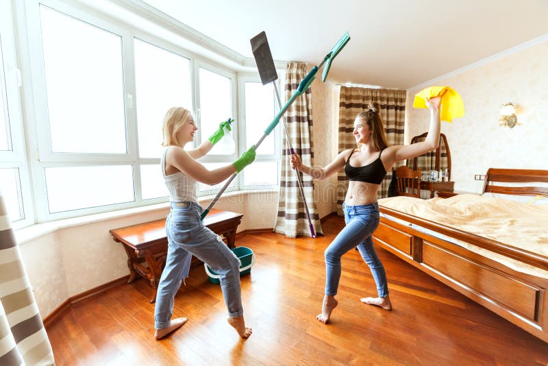 Lucha De Las Mujeres En Las Fregonas Imagen de archivo - Imagen de ...