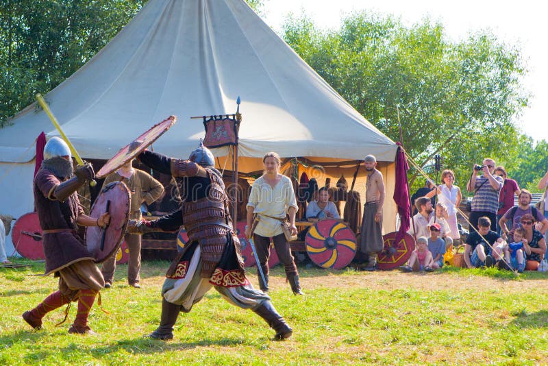 Luchas medievales fotografía editorial. Imagen de armadura - 33735952