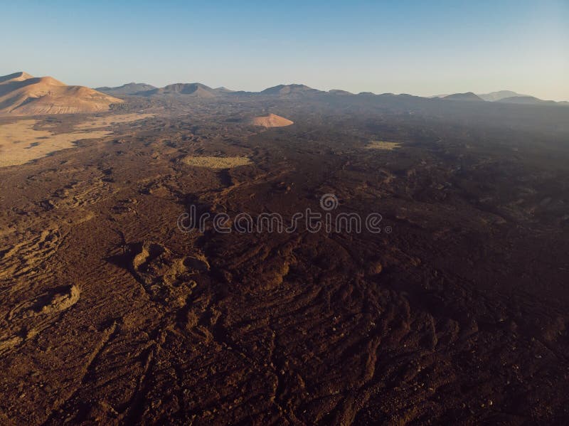 Luchtaanzicht Met Lava - Velden En Vulkanen Op De Canarische Lanzarote ... Luchtaanzicht Met Lava - Velden En Vulkanen Op De Canarische Lanzarote ...