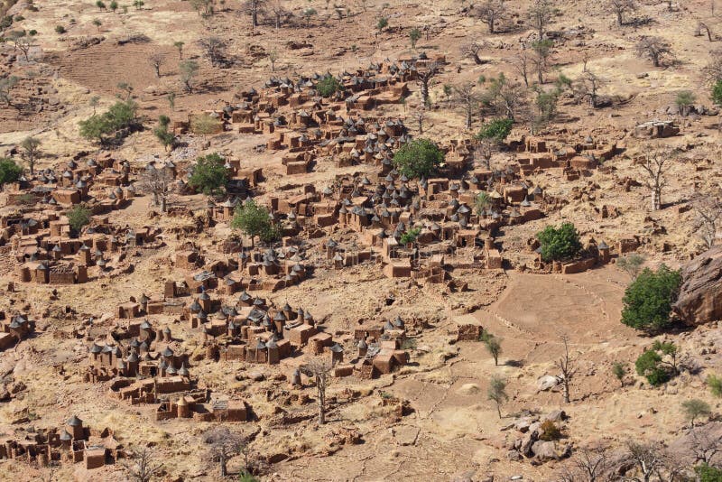 Luftaufnahme Eines Dogon Dorfs, Mali (Afrika). Stockfoto - Bild von ...