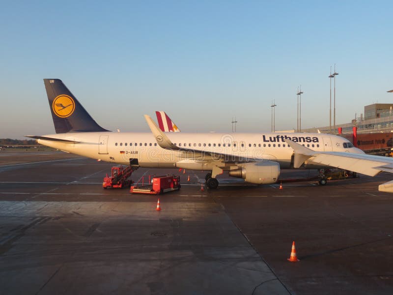 Lufthansa Airbus A320 Boarding in Hamburg Editorial Photography - Image ...