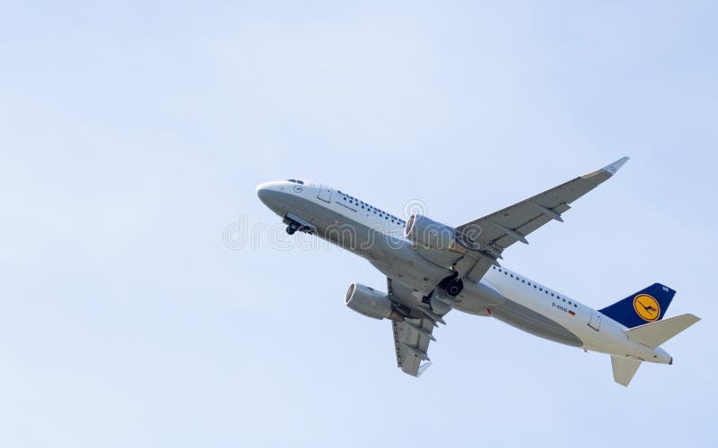 Vista Lateral De Airbus A320 Fotografía editorial - Imagen de ...
