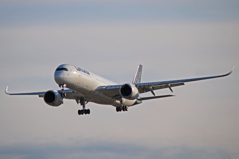 Lufthansa Airbus A350-900 Front View Imagen editorial - Imagen de vuelo ...