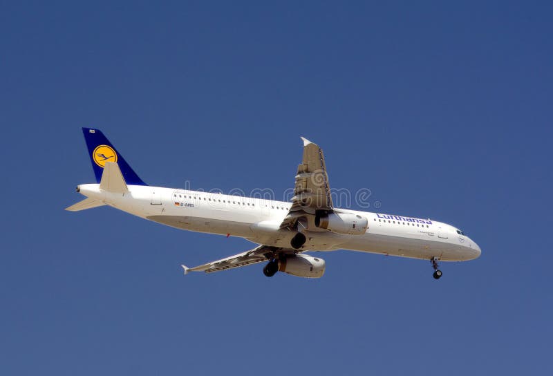 Lufthansa Plane descending editorial image. Image of aeroplane - 21512670
