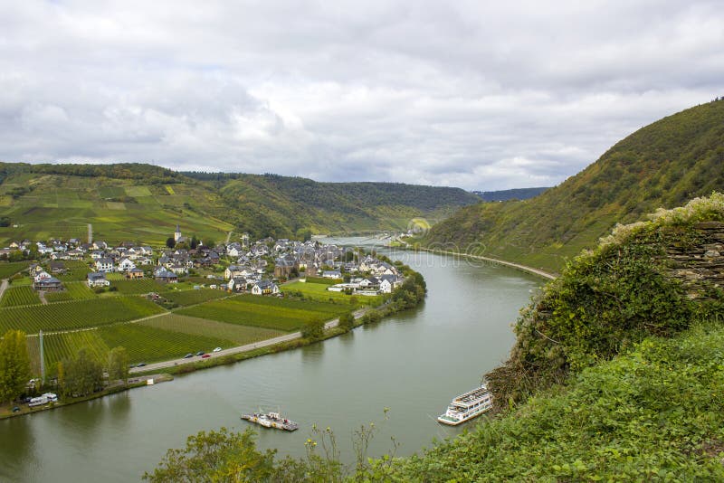 Luftsicht Auf Das Moseltal Mit Weinbergen Und Den Dörfern Ellenz ... Luftsicht Auf Das Moseltal Mit Weinbergen Und Den Dörfern Ellenz ...