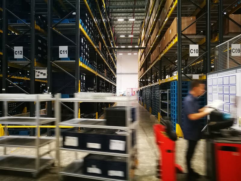 Almacén Moderno Dentro De Las Cajas Plásticas Y El Estante Que Almacena ...