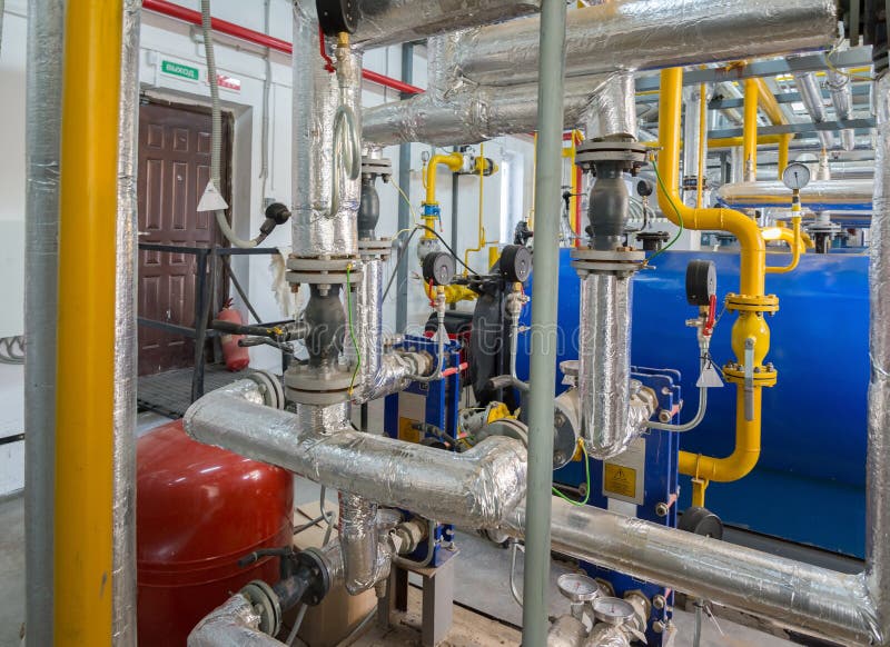 Lugar En Un Cuarto De Caldera Industrial Grande Imagen de archivo ...