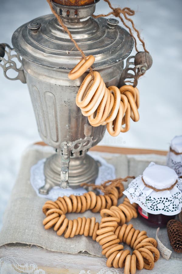 Lugar Para Una Comida Campestre Del Invierno Con Un Samovar 8451 Imagen ...