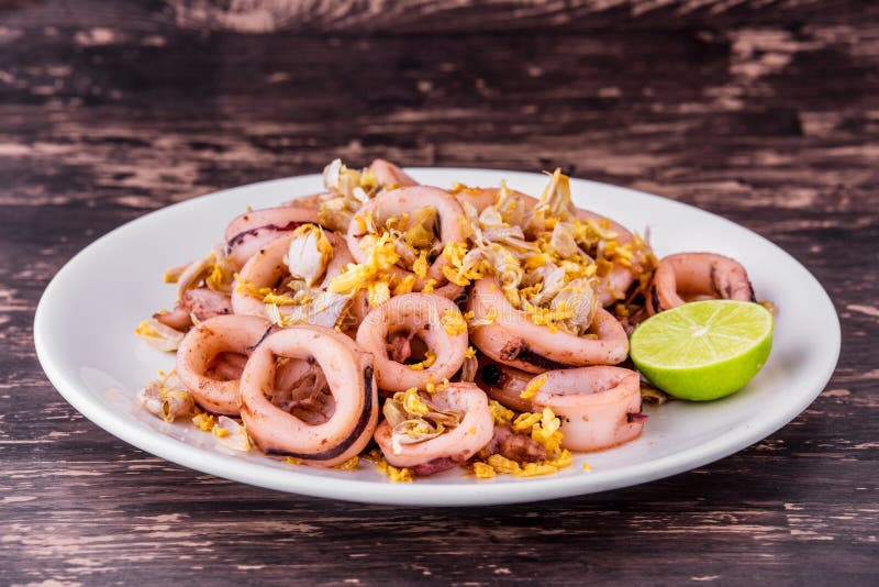 Lula frita com alho foto de stock. Imagem de profundamente - 209296820