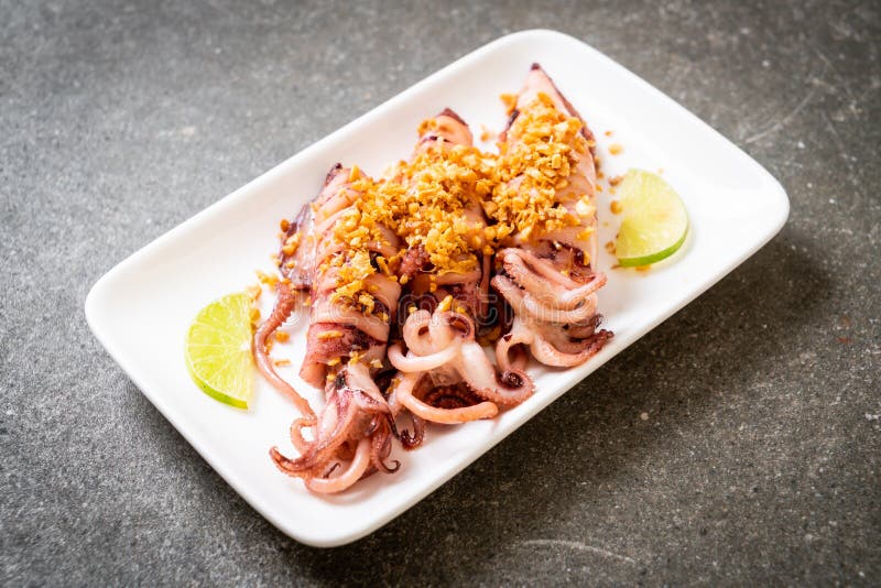 Lula frita com alho foto de stock. Imagem de placa, jantar - 172317692