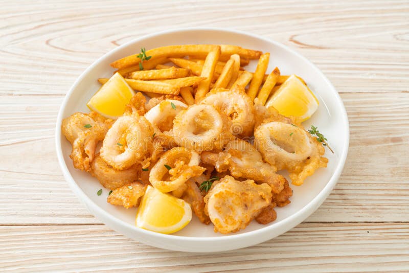 Lula Frita Ou Polvo Com Batatas Fritas Foto de Stock - Imagem de ...