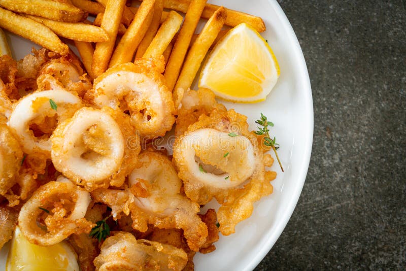 Lula Frita Ou Polvo Com Batatas Fritas Imagem de Stock - Imagem de ouro ...
