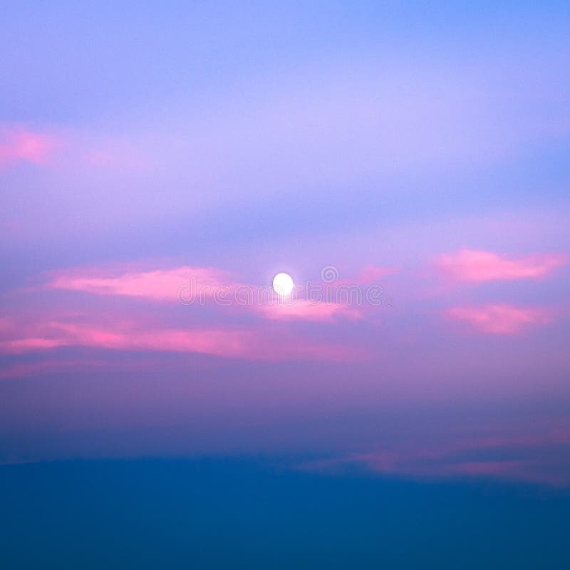 Luna en un cielo morado foto de archivo. Imagen de hoja - 193232638