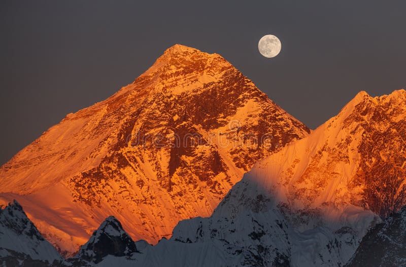 Luna Llena De La Puesta Del Sol De Everest Foto de archivo - Imagen de ...