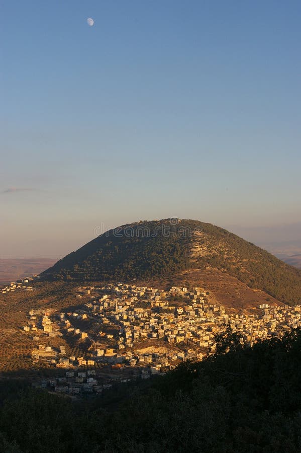 Luna Sobre Mt. Tabor, Israel Foto de archivo - Imagen de montaje ...