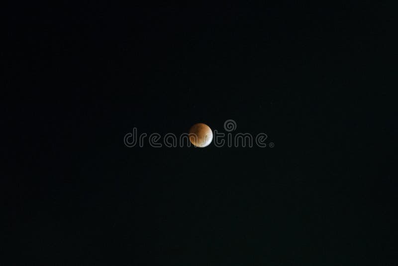 A Lunar Eclipse Occurs when the Moon Passes Directly Behind Earth and ...