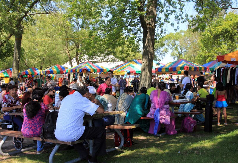 Lunch bij Festival redactionele fotografie. Image of kinderen - 32345467