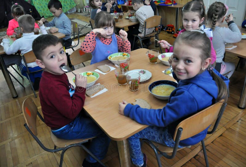 Lunch i dagis redaktionell fotografering för bildbyråer. Bild av ...
