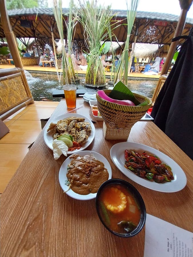 Lunch in the resto Sunda stock image. Image of friends - 261809313