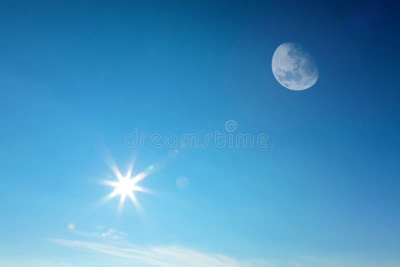 Lune Et Soleil Ensemble Sur Le Ciel Image stock - Image du lumineux ...