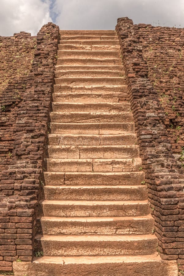 Lunghe scale antiche. fotografia stock. Immagine di vecchio - 235943778