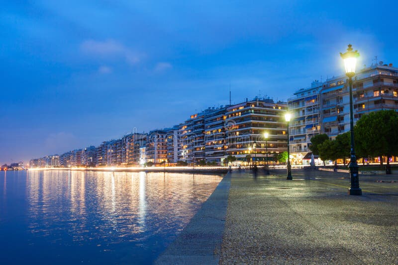 Lungomare Di Salonicco Alla Notte, Macedonia, Grecia Fotografia Stock ...