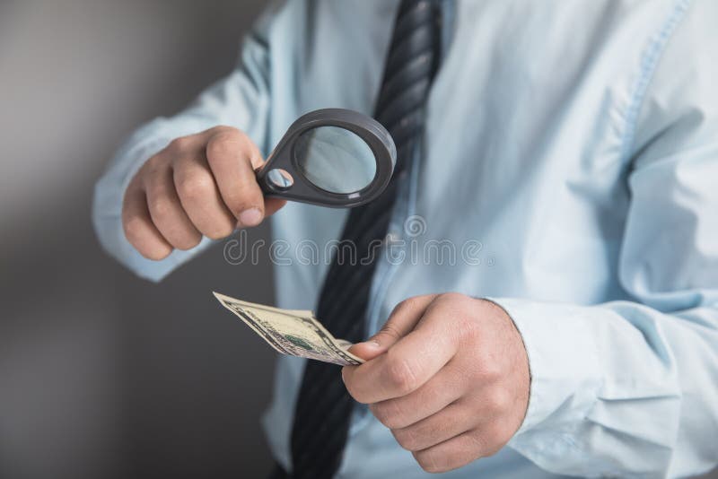 Hombre Revisa Dinero Con Lupa Imagen de archivo - Imagen de lupa ...