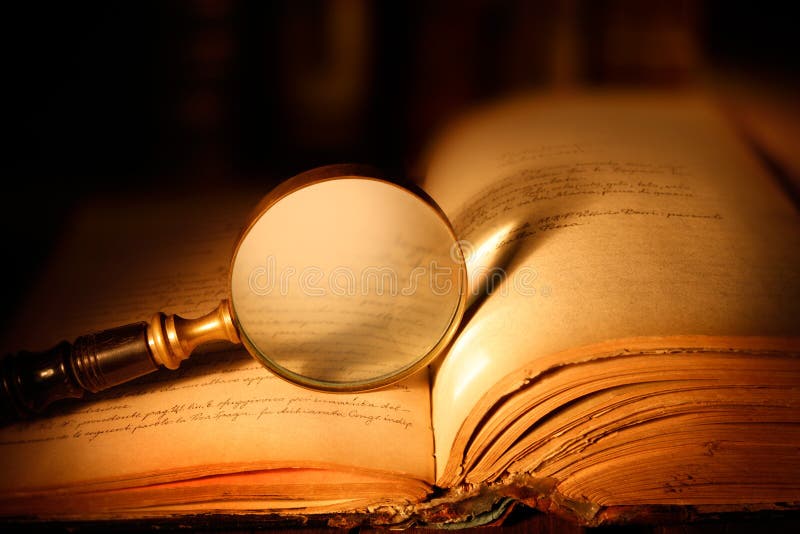 Lupa Con El Libro, La Pluma Y El Mapa Del Mundo En Mapa Viejo Foto de ...