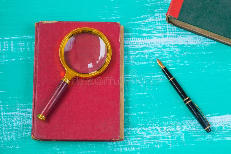 Lupa con el libro de texto imagen de archivo. Imagen de maneta - 91086719