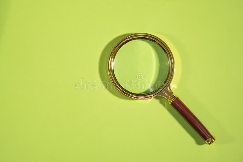 Lupa em fundo verde foto de stock. Imagem de busca, lente - 242154468