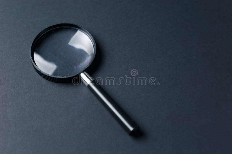 Lupa em textura preta foto de stock. Imagem de foco - 206414084