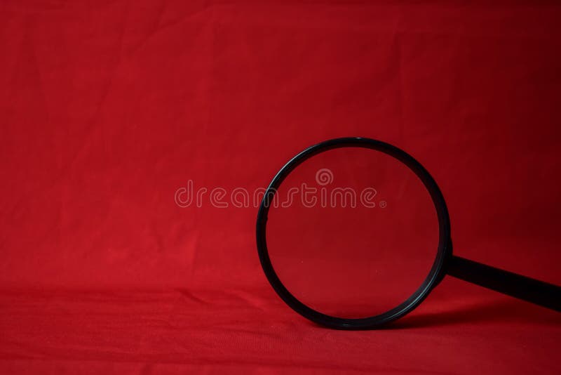 Lupa Preta No Fundo Vermelho Da Tabela Imagem de Stock - Imagem de ...