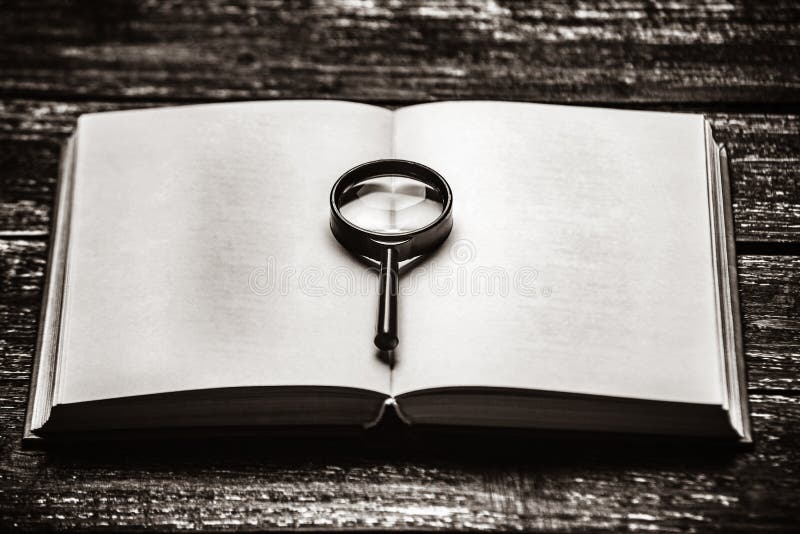 Lupa retra y libro abierto imagen de archivo. Imagen de sentencia ...