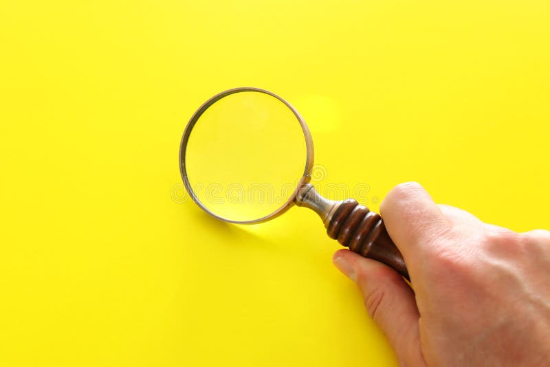 Lupa Del Vintage Con La Manija De Madera Sobre Fondo Amarillo Visi?n ...