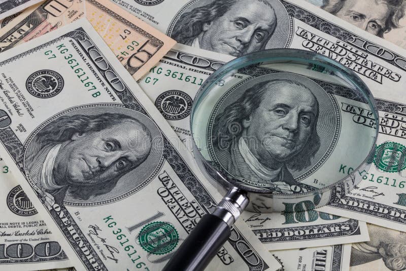 Lupa y dinero imagen de archivo. Imagen de beneficio - 26172763