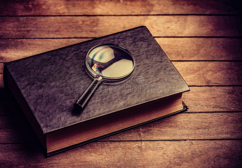 Lupa y libro foto de archivo. Imagen de conocimiento - 131434018