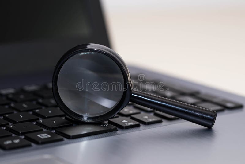 Lupe Auf Laptop-Computer Tastatur Stockbild - Bild von auszug, netz ...