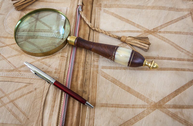 Lupe Aus Glas Und Kugelschreiber Auf Ledermappe Stockfoto - Bild von ...