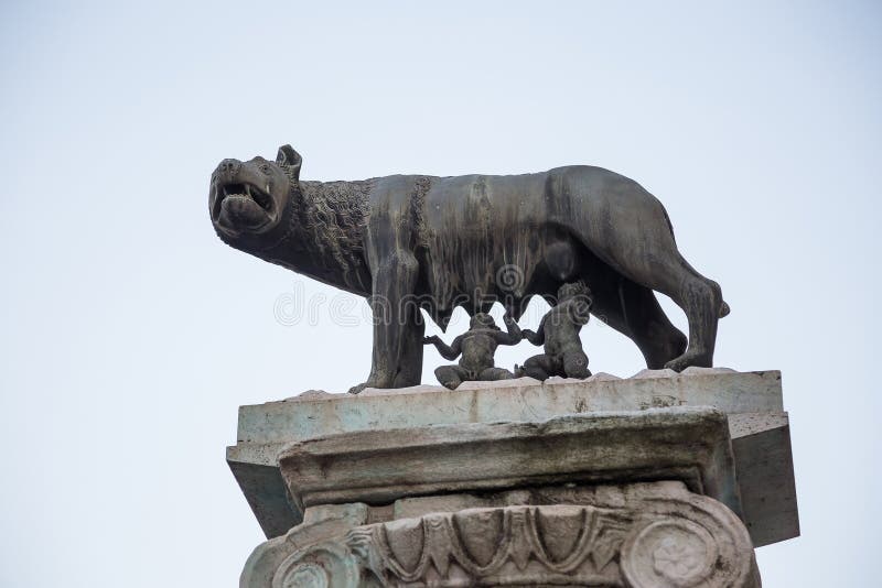 El Lobo Luperca Nomulus Y Remus Que Según La Leyenda Romana Fueron Los ...