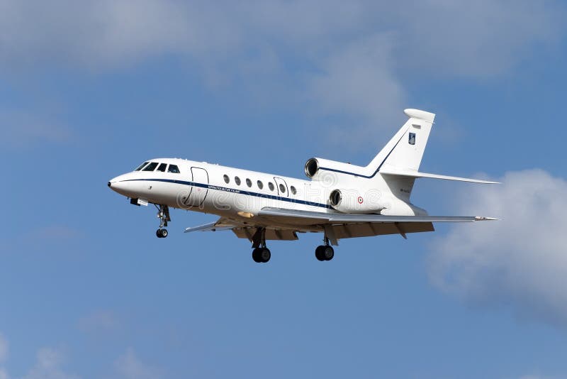 Luqa, Malta 22 Settembre 2004: Falco Italiano 50 Immagine Editoriale ...